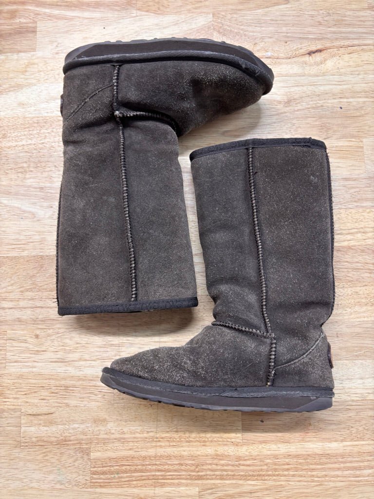 Wallaby Hi Kids Boots – Size 13 – Nest and Sprout